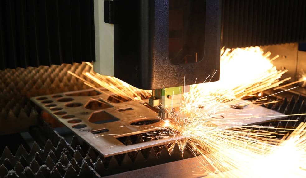 O que é corte a laser? Seu processo, tipos, vantagens e aplicações.